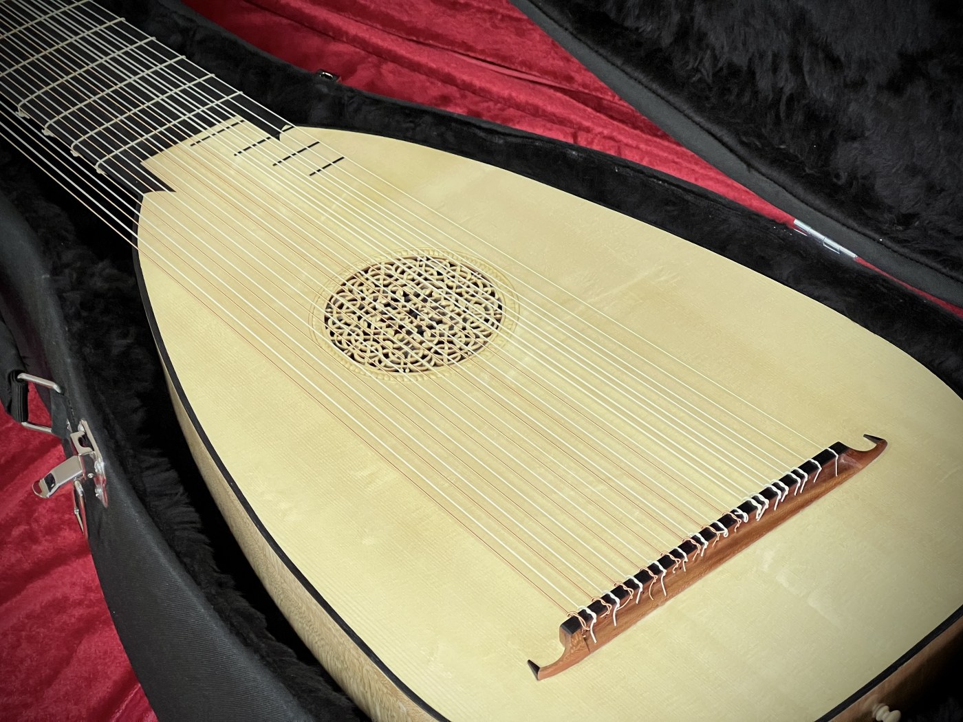 BAROQUE LUTES – Biser Lutes