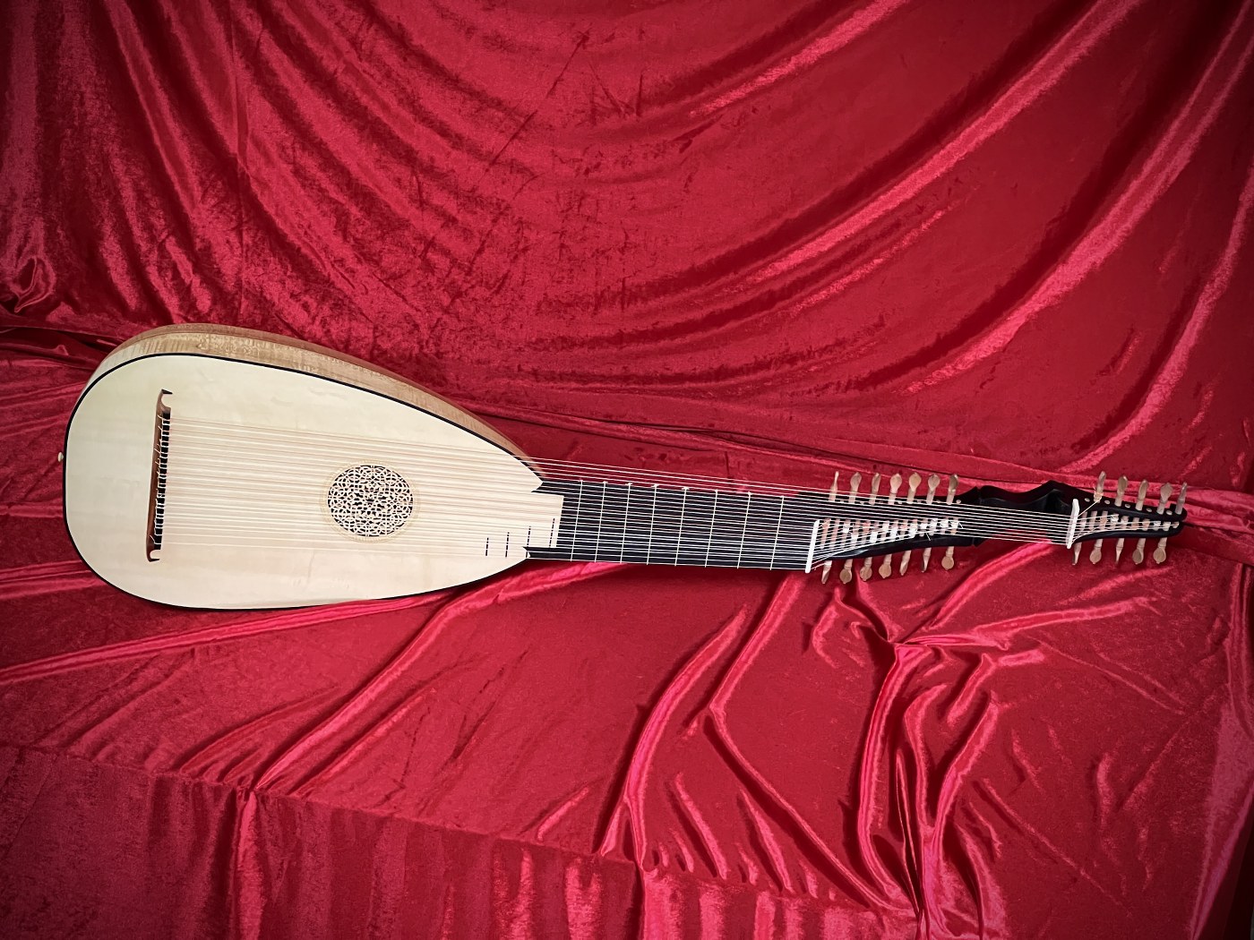BAROQUE LUTES – Biser Lutes