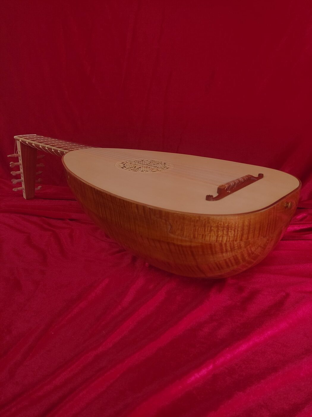 RENAISSANCE LUTES – Biser Lutes