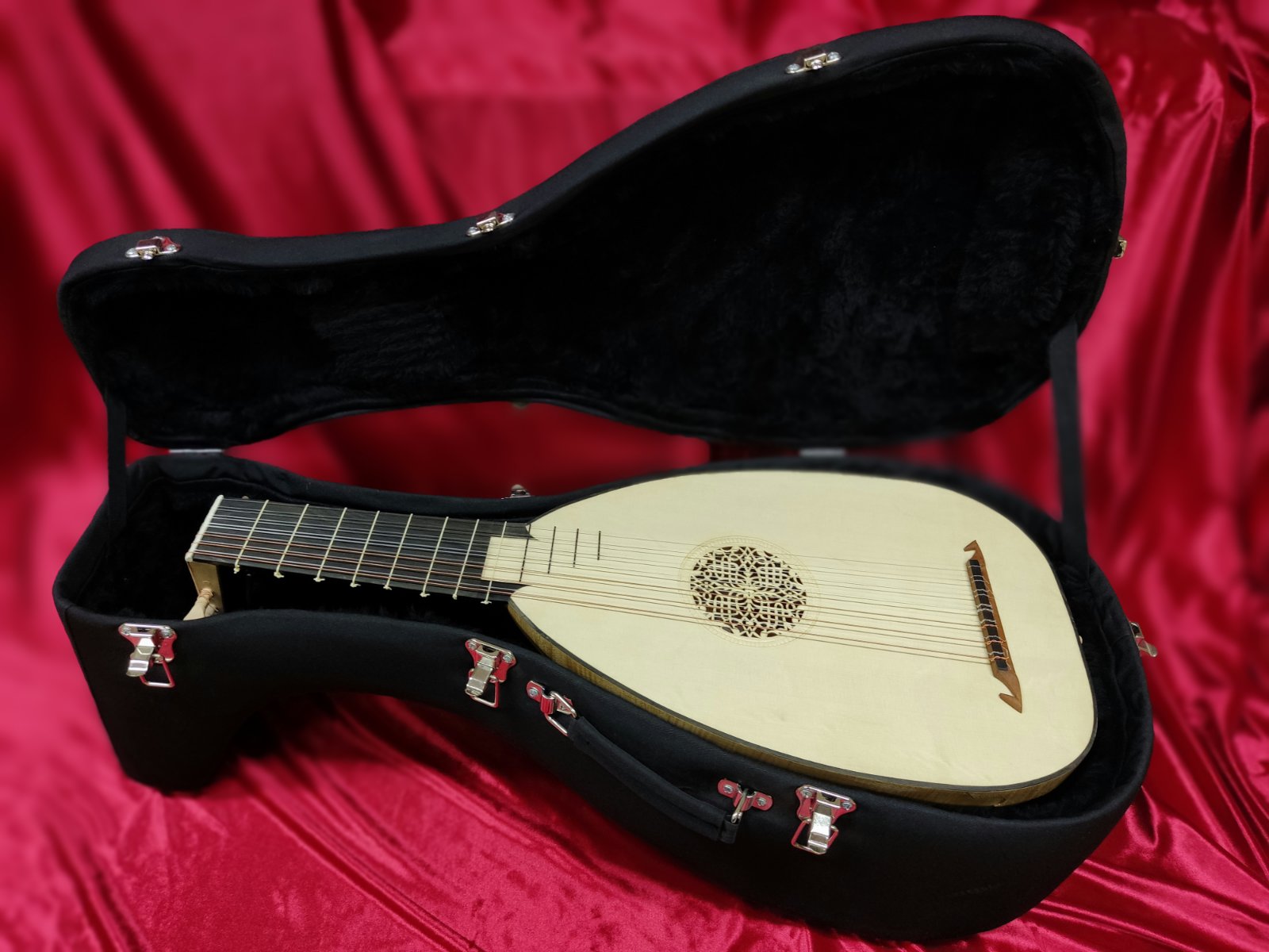 RENAISSANCE LUTES – Biser Lutes