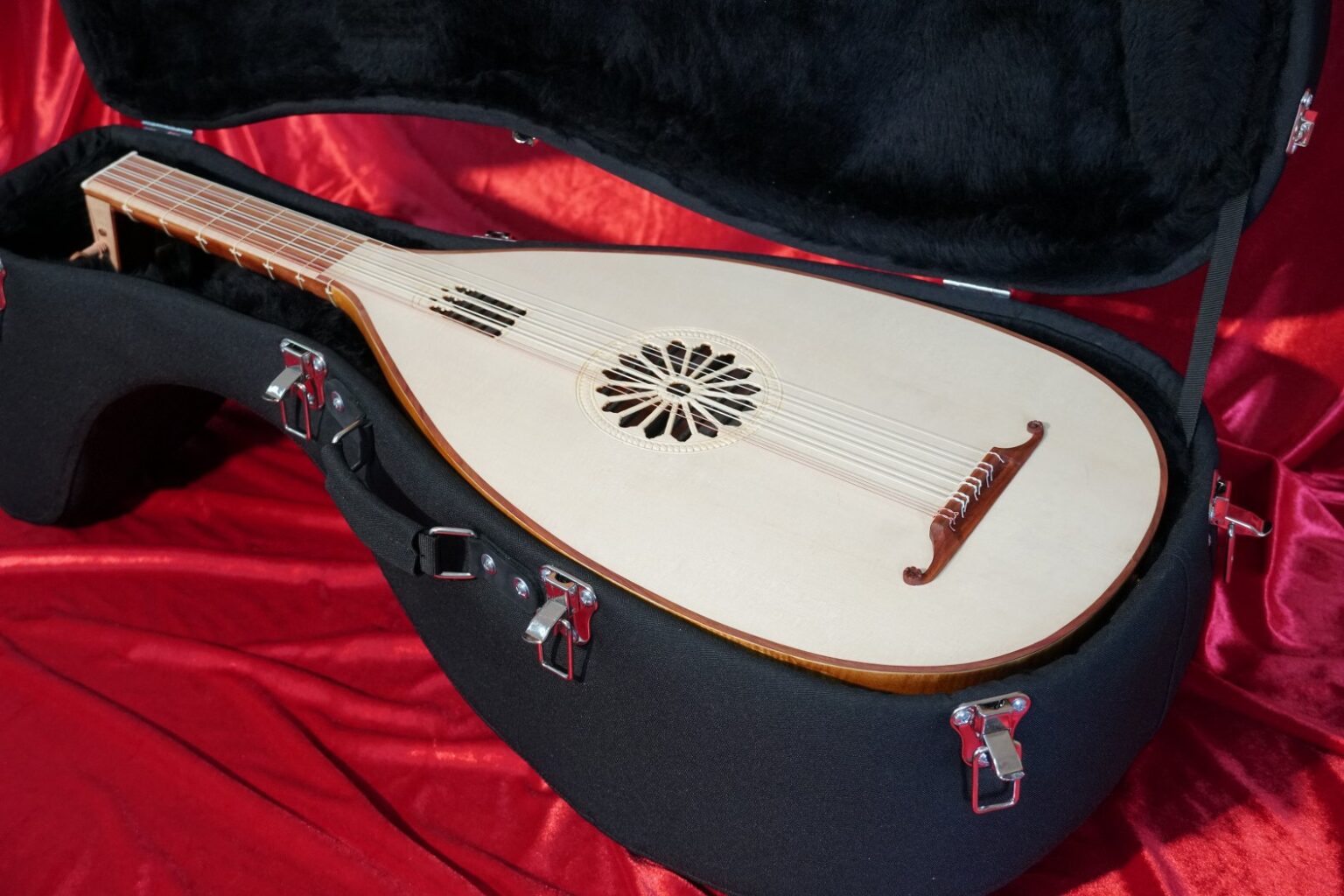 MEDIEVAL LUTES – Biser Lutes