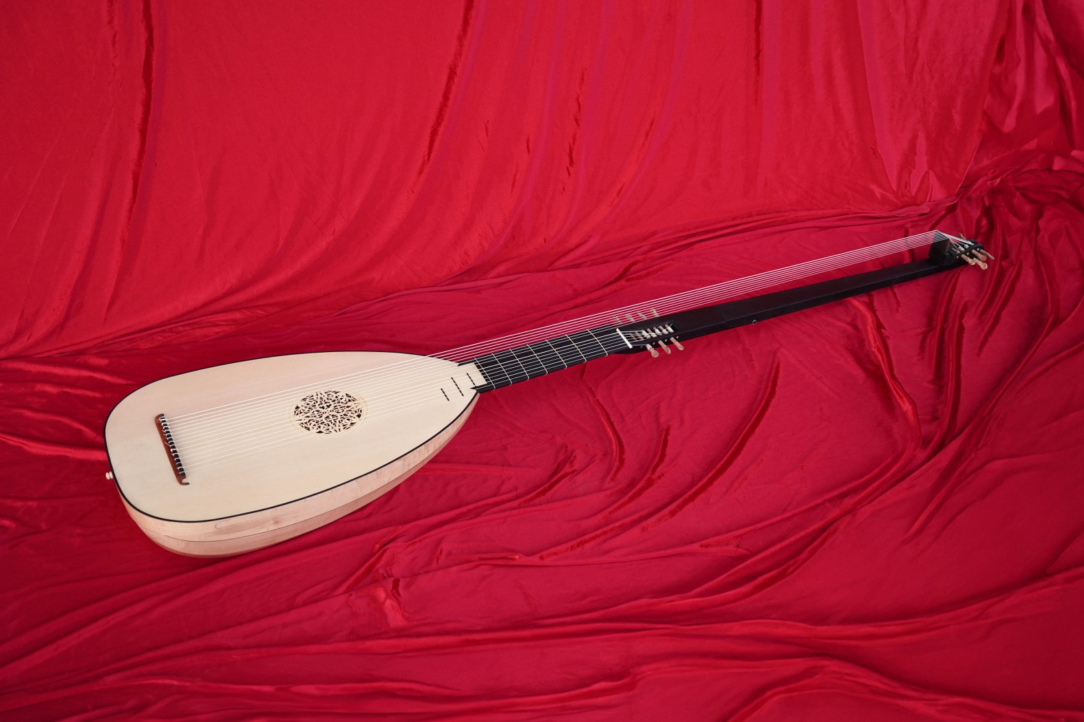 THEORBOS – Biser Lutes