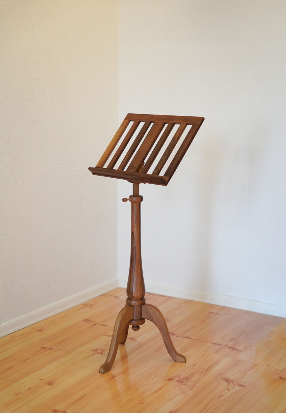 WOODEN MUSIC STANDS – Biser Lutes
